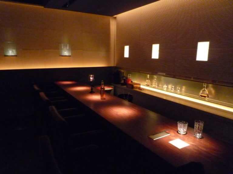 六本木ヒルズのバー「B bar Roppongi」バカラの高級グラスでお酒が楽しめる大人のバー | ラグジュアリーライフ