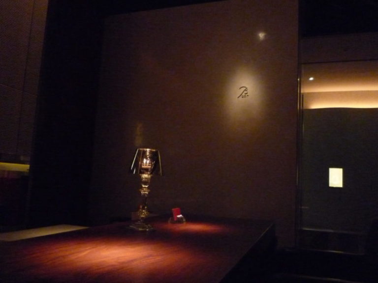 六本木ヒルズのバー「B bar Roppongi」バカラの高級グラスでお酒が楽しめる大人のバー | ラグジュアリーライフ